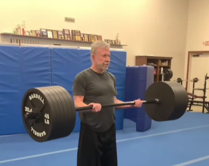 Vídeo Mostra Chuck Norris Levantando Peso Enorme aos 84 anos - Gazeta ...