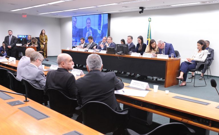 CCJ da Câmara adia votação de PEC que reduz maioridade penal para 16 ...